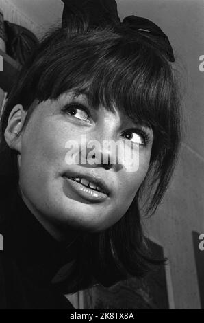 The current November 1965 Visiting the young artist 16 -year -old Åse ...