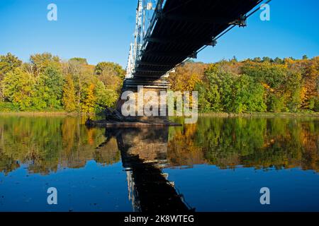 Autumn foliage and tree reflections at the Delaware River under Dingman ...