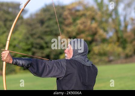SAMLESBURY LONGBOW ARCHERS THE BATTLE OF AGINCOURT - 1415 reenactment ...