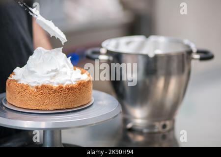 catering chef preparing key lime pie in pro kitchen Stock Photo - Alamy