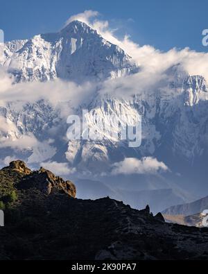 The beautiful snowy Nilgiri and Annapurna mountain ranges in the Himalayas, Nepal Stock Photo ...