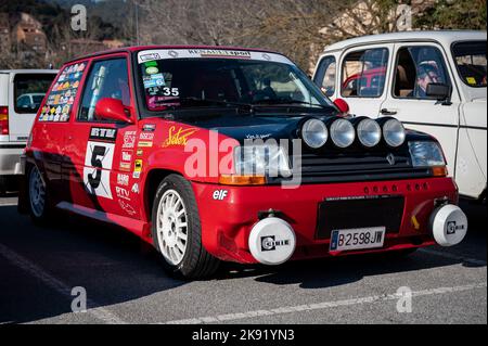 A beautiful red Renault 5 GT Turbo car parked outside Stock Photo - Alamy
