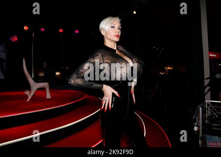 Tanya Virago auf der 25. Venus Berlin 2022 in den Messehallen unter dem ...