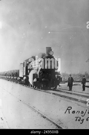 The state railways, SJ Ma 658 and train 667, at Rensjön station Stock ...