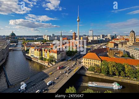 City panorama with Spree, Cathedral, Nikolai Quarter, Red City Hall and ...
