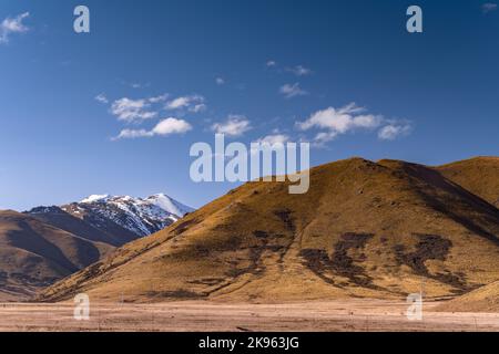 Mountainous view along State Highway 8 from Fairlie to the famous Lake ...
