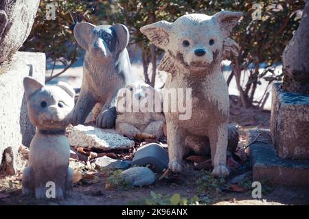 The religious figures outside the Four Heavenly Kings temple in Tsu Shi ...