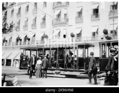 Kristiania Sporveisselskab, KSS outside the Grand Hotel on Karl Johan's ...