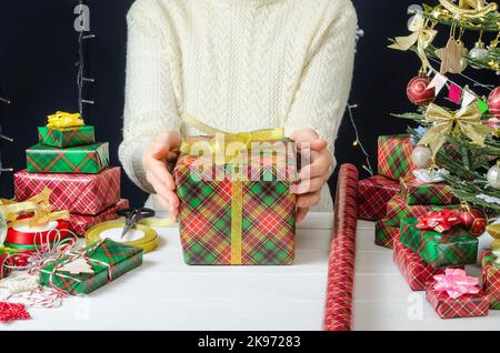 Step-by-step photo instructions for packing a Christmas gift, step 2 ...