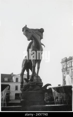 Statue over Folke Filbyter with fountain Stock Photo - Alamy