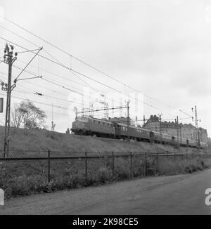 Train with State Railways SJ RA 989 "Rapid 5" on the Norra Railway ...