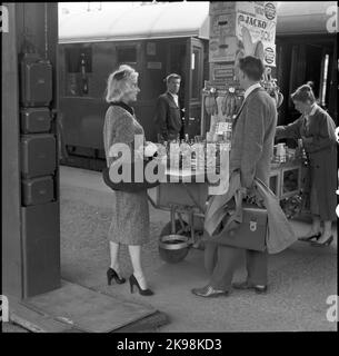 Traffic Restaurant, TR, Sales with cart on platform Stock Photo - Alamy