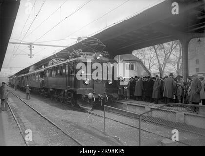 State Railways, SJ DS 102 with First Electric train Stock Photo - Alamy