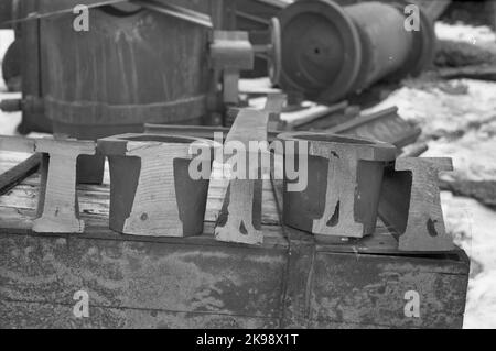 Average surfaces on Balance Bom Stock Photo - Alamy