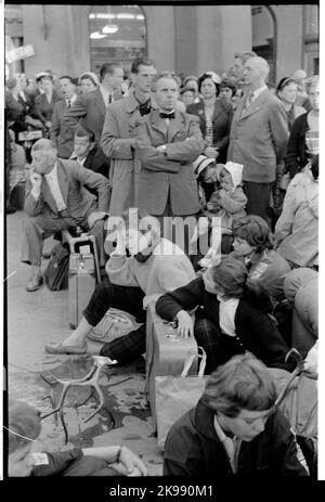 Queuing train travelers in waiting rooms Stock Photo - Alamy