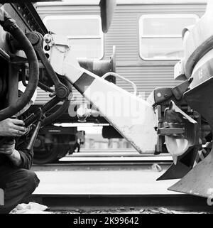 Coupling device between motor carriage and locomotive with instruction ...