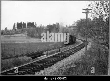 The normal track alongside the narrow track after the construction of ...