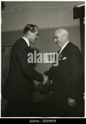 District Manager is Markland Malmö is thanked by Director General E ...