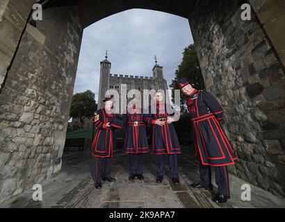 Chief yeomen warder Peter McGowran on Tower Green during an Accession ...