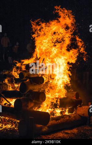 Night campfire. Bonfire burning trees Stock Photo - Alamy