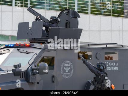Members of the South Korean Police Special Operation Unit participate ...
