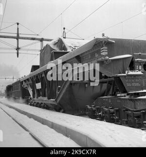 State Railways, SJ 100019 Q23. Freight wagon with long -disassembled ...