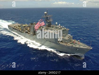 USS Rushmore (LSD 47), a Whidbey Island-class amphibious dock landing ...