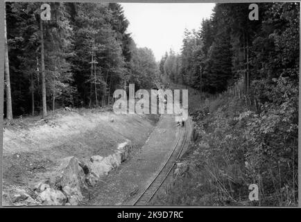 The line south overum. The excavation for the broad track is completed ...