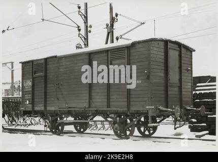 State Railways, SJ GSH 18769. Closed carriage. An older wagon with ...