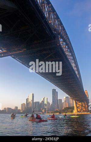 Kayaking beneath the Sydney Harbour Bridge Stock Photo - Alamy