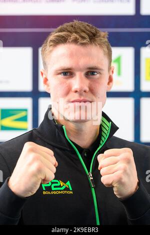 Hamburg, Germany. 25th Oct, 2022. The moon moves in front of the sun ...