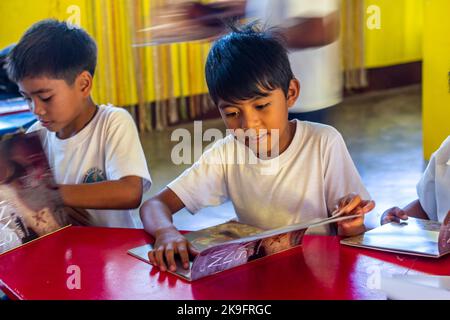 Filipino schoolchildren reading books Stock Photo - Alamy