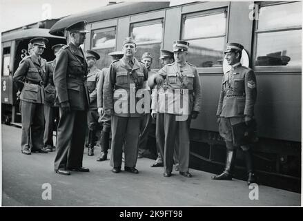 Sweden's commander -in -chief, General Olof Thörnell and the bureau ...