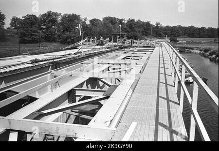 Construction of combined road and railway bridge between industrial ...