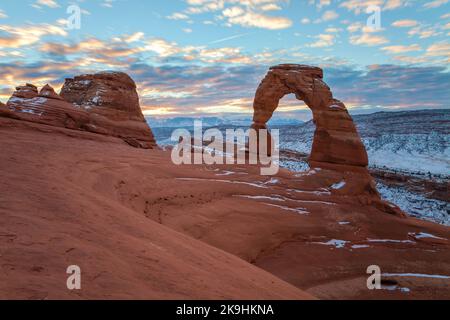 A stunning photograph captures the iconic Delicate Arch in Arches ...