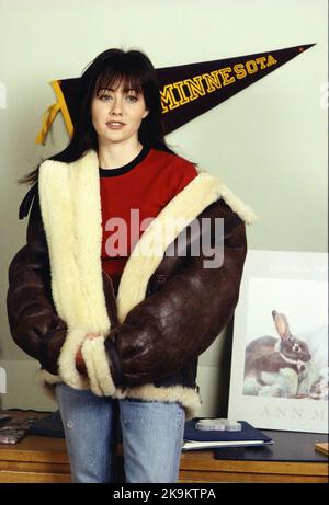 SHANNEN DOHERTY and JASON PRIESTLEY in BEVERLY HILLS,90210 (1990 ...