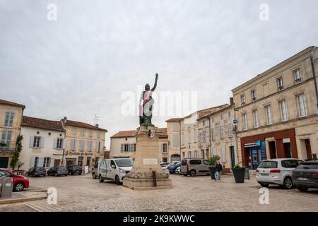 Jonzac, October 21st 2022: Market day in Jonzac Stock Photo - Alamy