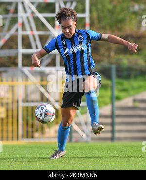 Roosa Ariyo (20) of Brugge pictured fighting for the ball with Amber ...
