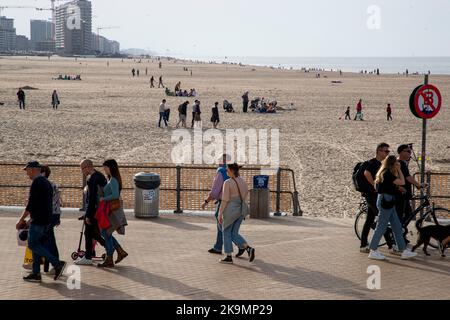 Oostende, Belgium. 29th Oct, 2022. People enjoy the unusually high ...