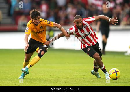 Wolverhampton Wanderers' Hugo Bueno (left) in action with Fulham's ...