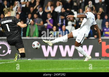 RSCA Futures' Simion Michez and Beerschot's Thibo Baeten pictured in ...