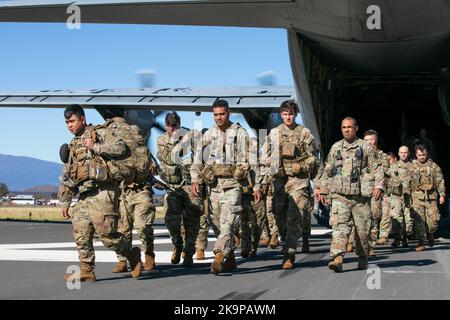 Soldiers of the 25th Inf. Div. exit from a commercial 747 airliner as ...