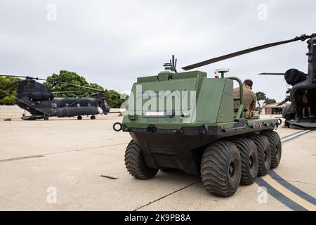 Soldiers from U.S. Army Special Operations Command train with the Small ...