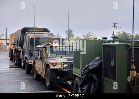 Soldiers in 524th Division Sustainment Support Battalion, 25th DSB are ...