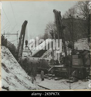 Steam crane SJ A1 "Nässjö" straightens SJ DK 539 parallel to the track ...
