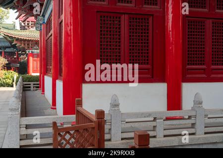 Windows of ancient Chinese royal architecture Stock Photo - Alamy