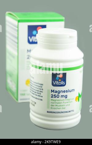Magnesium Tabletten Nahrungsergänzung und Verpackung Vitalis Stock ...