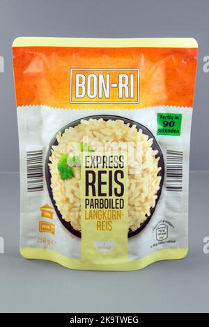 Bon-Ri Express Langkorn Reis auf grauem Hintergrund Stock Photo - Alamy