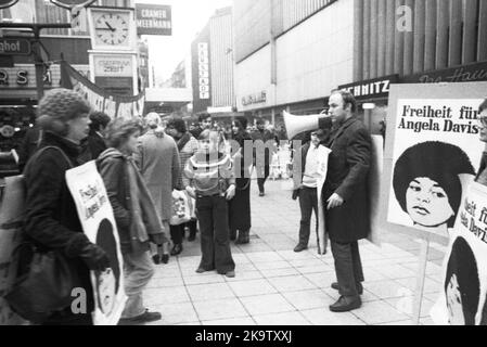 Collection of signatures and protest for the release of US-saenger ...