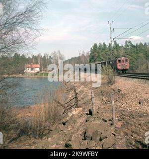 Train on the line. SJ Da-Lok Stock Photo - Alamy